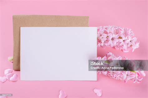 히아신스 꽃과 분홍색 심장핑크 배경에 봉투가 달린 빈 웨딩 초대 문구 카드 모형 0명에 대한 스톡 사진 및 기타 이미지 0명