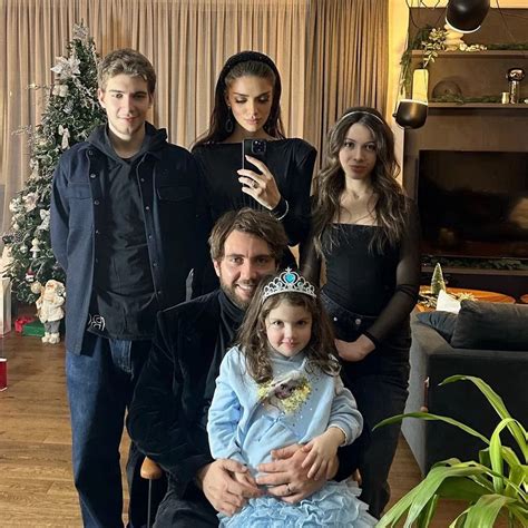 ნოე სულაბერიძე ოჯახთან ერთად გადაღებულ ფოტოს აქვეყნებს