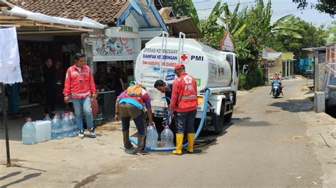PMI Kab Jember Sumur Warga Kekeringan PMI Jember Distribusi Air Bersih Dari Rumah Ke Rumah