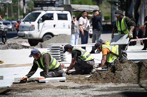 Х Нямбаатар Явган хүний замын эвдрэлгүй хуучин хавтанг гэр хороололд тавина