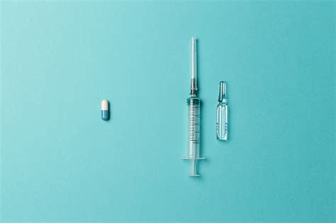 알 약 또는 주사 다른 치료 방법의 개념 약 주사기와 앰플 파란색 배경에 제약 정제 최소한 항생제 진통제 비타민 Ai 아쿠아