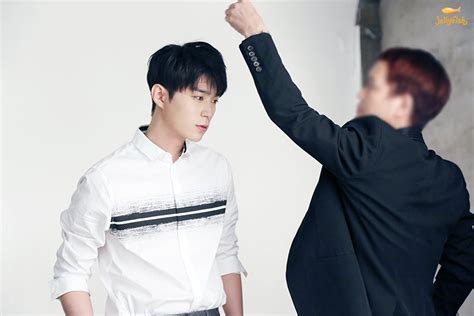 더쿠 최근 아이돌 소속사로 옮긴 뮤지컬 배우 전동석 새 프로필 비하인드 