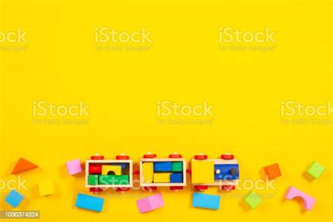 나무 아이 아기 장난감 배경 에코 친화적인 장난감 기차와 노란색 배경에 화려한 블록 0명에 대한 스톡 사진 및 기타 이미지 0명 개발 객차 Istock