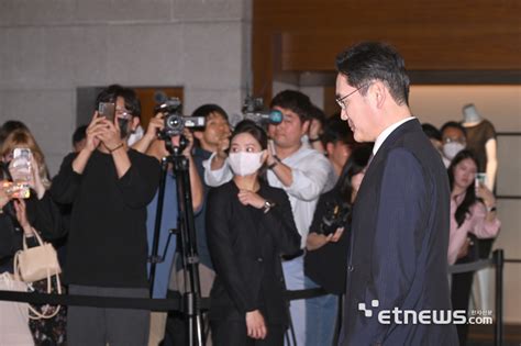 시상식장 향하는 이재용 회장 전자신문
