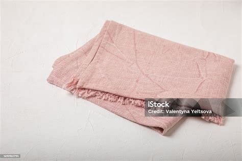 질감이 있는 테이블에 접힌 새로운 무늬 키친 타월 주방 주방 수건 또는 섬유 냅킨 텍스트를 위한 공간을 복사합니다 텍스트를 위한