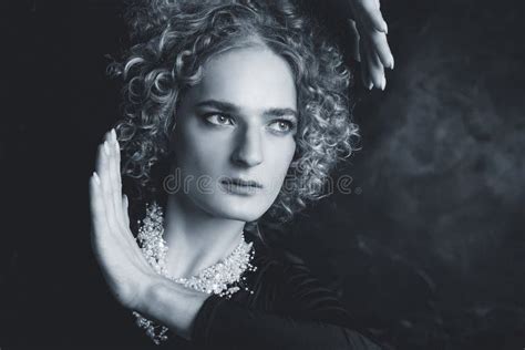 Zwart Wit Portret Van Een Mannenmodel Met Blauwe Ogen En Blond Haar In