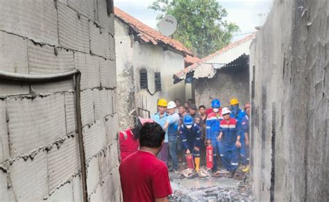 Siang Bolong Dua Rumah Warga Balongan Hangus Terbakar