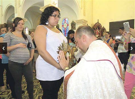 Una Hora Santa para las Embarazadas El Santísimo iluminó sus vientres