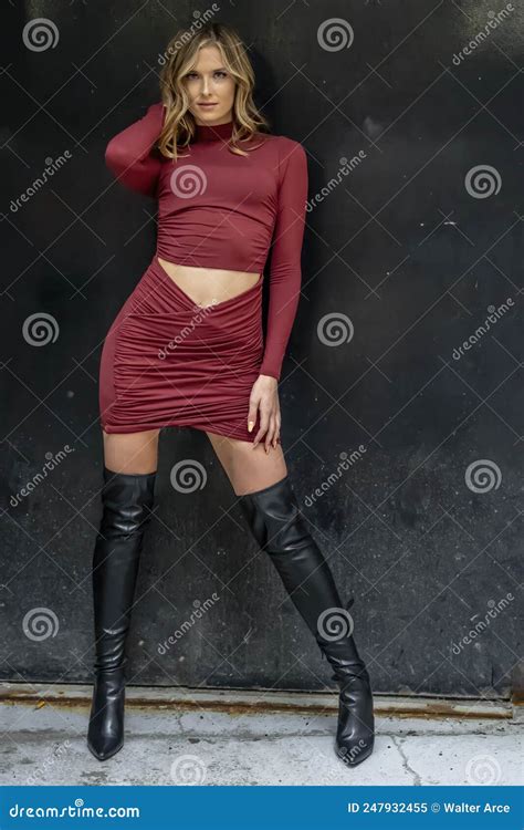 Una Hermosa Modelo Rubia Posa Al Aire Libre Mientras Disfruta Del Clima Primaveral Imagen De