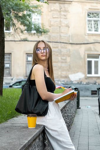 Seorang Gadis Cantik Berkacamata Di Jalan Dengan Buku Catatan Dan