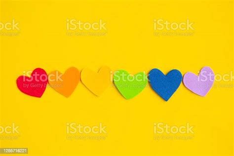 밝은 노란색 배경에 Lgbtq 색상의 하트 상단 보기 복사 공간 0명에 대한 스톡 사진 및 기타 이미지 0명 공동체 낮