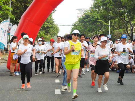 Thầy Cô Học Sinh Và Phụ Huynh Chạy Bộ Gây Quỹ ủng Hộ Trẻ Em Bất Hạnh