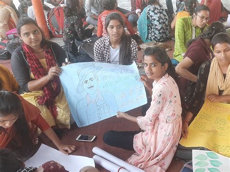 राष्ट्रीय सेवा योजना के शिविर में बच्चों ने बलिदानियों के चित्र बनाकर