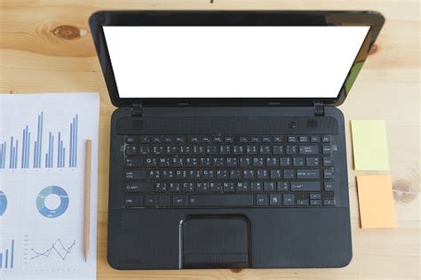 랩톱 컴퓨터 스티커 메모 및 그래프 및 다이어그램이 있는 종이가 있는 비즈니스 작업장 그래프에 대한 스톡 사진 및 기타 이미지 그래프 금융 기업 재무와 산업 Istock