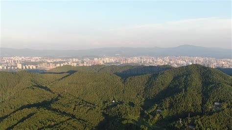 包围视频模板 航拍被山包围的城市湖南怀化 实拍视频免费下载 mp4格式 3840像素 编号45727150 千图网