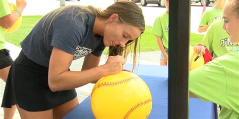 Nebraska Softball Star Jordy Bahl Stops In Norfolk To Meet Fans