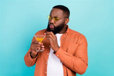 Foto Del Joven Negro Con Los Labios Pulidos Beber Alcohol Vacaciones De Vacaciones Aisladas