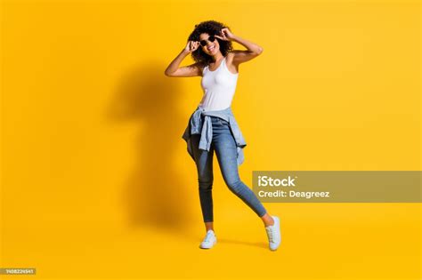 어두운 피부의 전체 길이 사진 행복한 여자는 밝은 노란색 배경에 고립 된 안경 타이트한 허리 재킷을 착용 갈색 머리에 대한 스톡 사진 및 기타 이미지 Istock