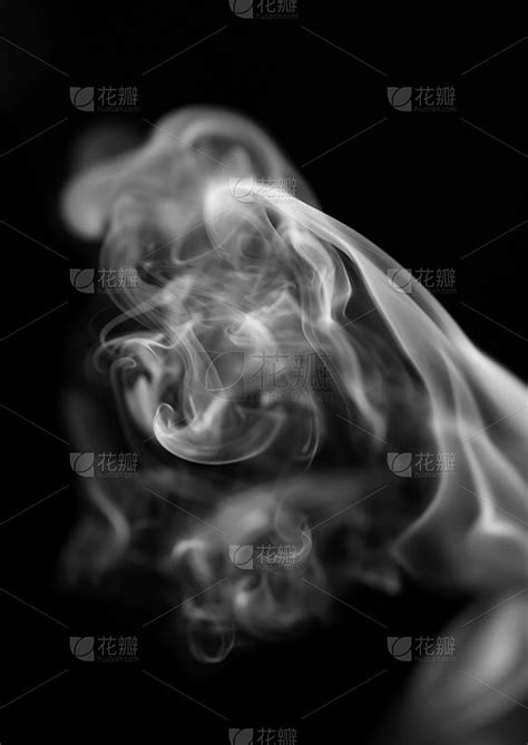 黑色背景上的烟雾。宏