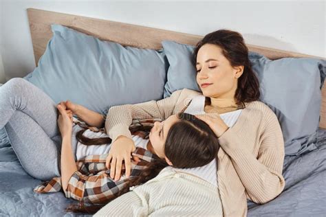 Una Madre E Hija Se Relajan Imagen De Archivo Imagen De Acogedor
