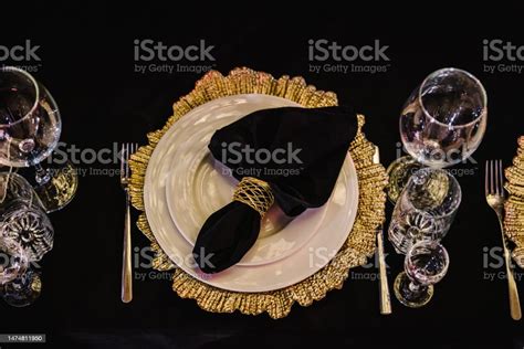 서빙 테이블 설정 접시 장식 린넨 블랙 냅킨과은 식기 칼 붙이 나이프 포크 안경 플랫 레이 평면도 근접 촬영 결혼식 준비 저녁 식사 테이블 리셉션 생일 침례 행사 0명에