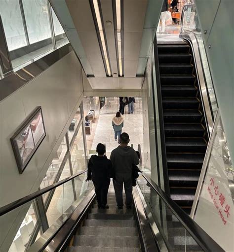 64岁宋丹丹北京逛街，和老公一直牵着手，中性打扮，好像一个男人