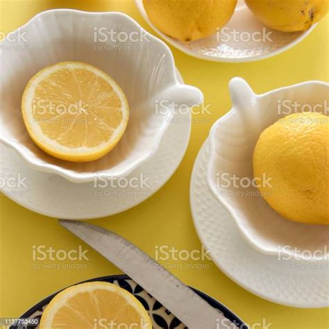 신선한 원시 레몬과 도자기 Tablewares 신선한 노란색 배경입니다 정물화 배경 신선한 음식 디자인 감귤류 과일에 대한 스톡