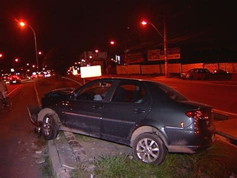 G1 Motorista Perde O Controle Do Carro E Derruba Poste Na BR 101 No