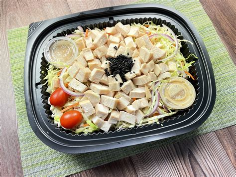 五餅二魚美食料理 滑雞胸野菜沙律配芝麻醬 健康雞胸香滑有濃郁嘅雞味， 配搭爽脆椰菜， 再加入日式胡麻醬一齊就最perfect又清新，必試😍