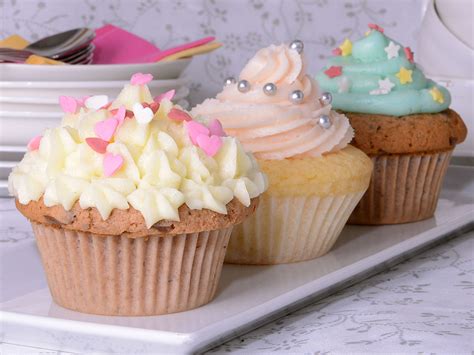 Cupcake Con Merengue Y Decoraciones Divertidas Cupcakes Amanda