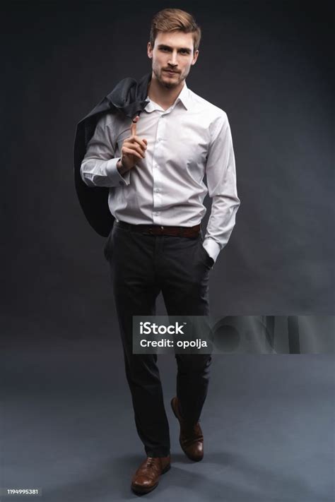 회색 배경 위에 고립 된 양복을 입은 잘 생긴 젊은 사업가의 전체 길이 초상화 포즈 멀리 보고 걷기 걷기에 대한 스톡 사진 및 기타 이미지 Istock
