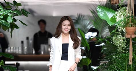 최수영빛나는 각선미 사진