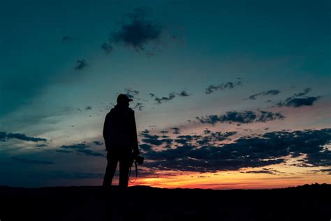 Foto Silueta De La Persona De Pie Imagen Gris Gratis En Unsplash