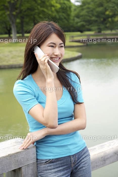 携帯電話で話す女性の写真素材 24001024 イメージマート
