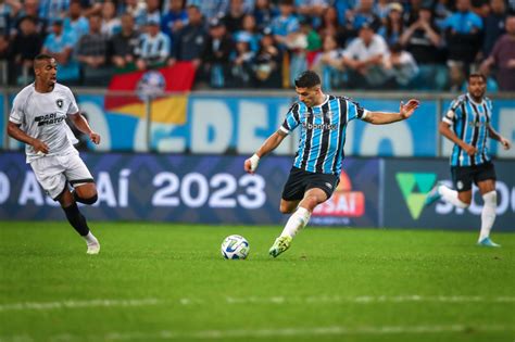Líder isolado do Brasileirão Botafogo vence o Grêmio por 2 a 0 na Arena
