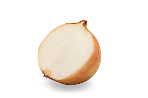 클리핑 경로와 흰색 고립 된 배경에 절반 유기농 신선한 생 양파 양파는 샐러드와 수프를 요리하기 위한 재료와 조미료에 대한 매조적이고 달콤한 맛을 가지고 있습니다 음식과
