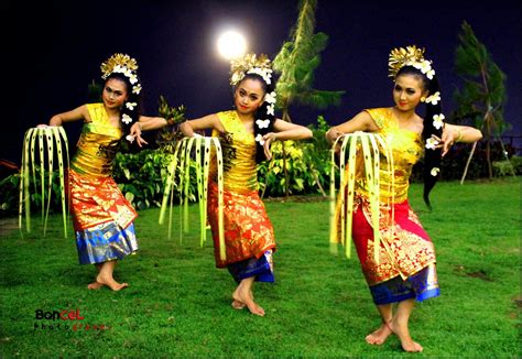 Pendet Dance Is Original Art From Bali Indonesia Tari Pendet Indonesian Tourism Arts And