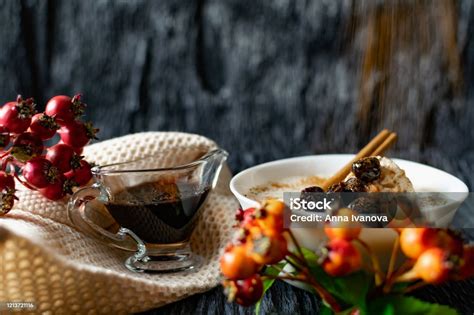 酸牛奶優酪乳甜點與恒溫烹飪裝飾與成熟的櫻桃漿果糖漿在黑暗的背景與果醬在醬汁 照片檔及更多 乳酪 照片 乳酪 人造物件 俄羅斯 Istock