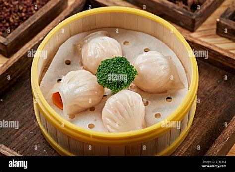 Har Gao Prawn Dumpling ，dim Sum Steamed Prawn Dumpling In A Bamboo