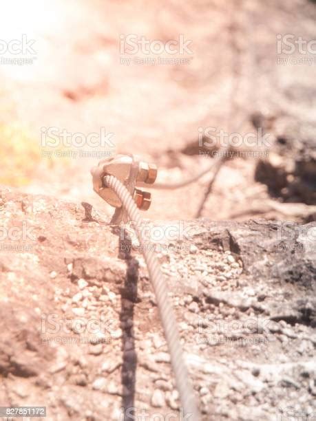 Ferrata 케이블 죔 볼트의 클로즈업 보기입니다 야외 암벽 등반 장비 가파른에 대한 스톡 사진 및 기타 이미지 가파른
