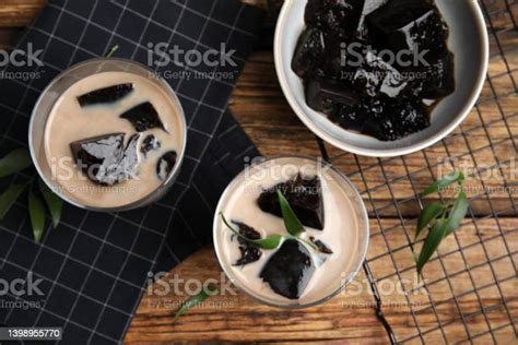 나무 테이블에 잔디 젤리가있는 우유 안경 평평하게 누워 0명에 대한 스톡 사진 및 기타 이미지 0명 건강한 생활방식 검은