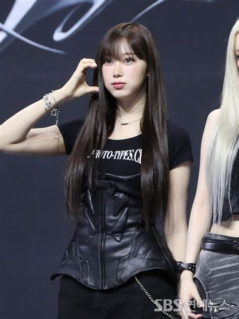 E포토 볼하트 포즈 취하는 에스파 지젤