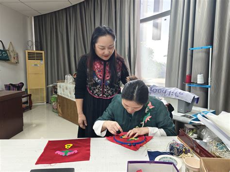 阳新布贴省级代表性传承人胡芳：非遗薪传 焕新“破圈” 云上阳新