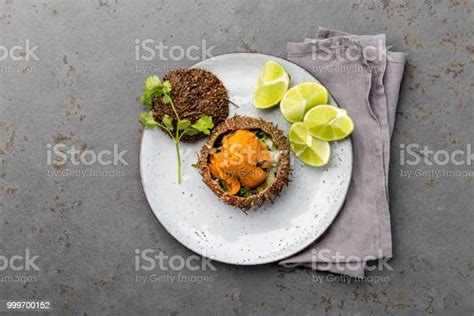 신선한 성 게를 열었다 양파 실 란 트로와 성 게의 껍질 안에 레몬 성 게의 캐 비어 상위 뷰 0명에 대한 스톡 사진 및 기타