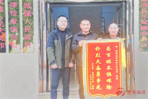 包子店突发火灾，下班路上的他两进火场陈健液化气罐群众
