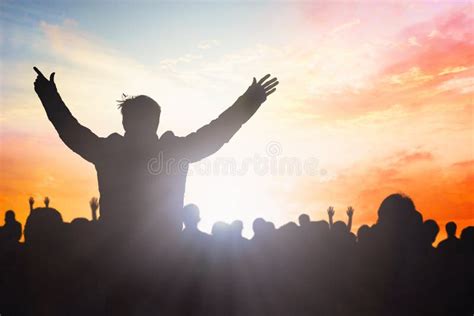 家庭崇拜和称赞概念：祈祷在十字架前的家庭 库存照片 图片 包括有 家庭崇拜和称赞概念：祈祷在十字架前的家庭 148427076