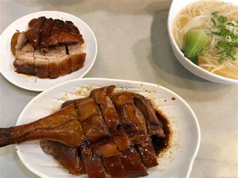 2025深井陈记烧鹅酒家美食餐厅口就挂着色泽诱人的烧味，【去哪儿攻略】