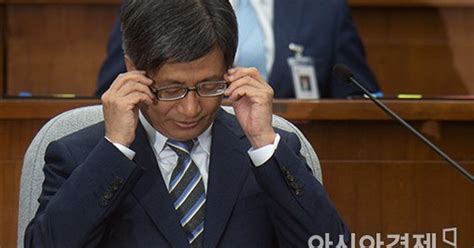 포토 안경 고쳐쓰는 김명후 대법원장 후보자