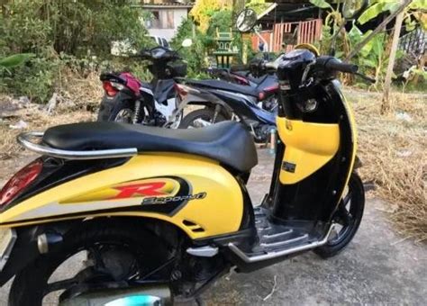 รถ Scoopy สีเหลือง Ennxo