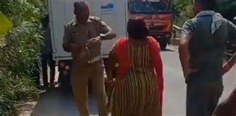 Viral Woman E Rickshaw Driver Thrashes Traffic Cop With Slippers